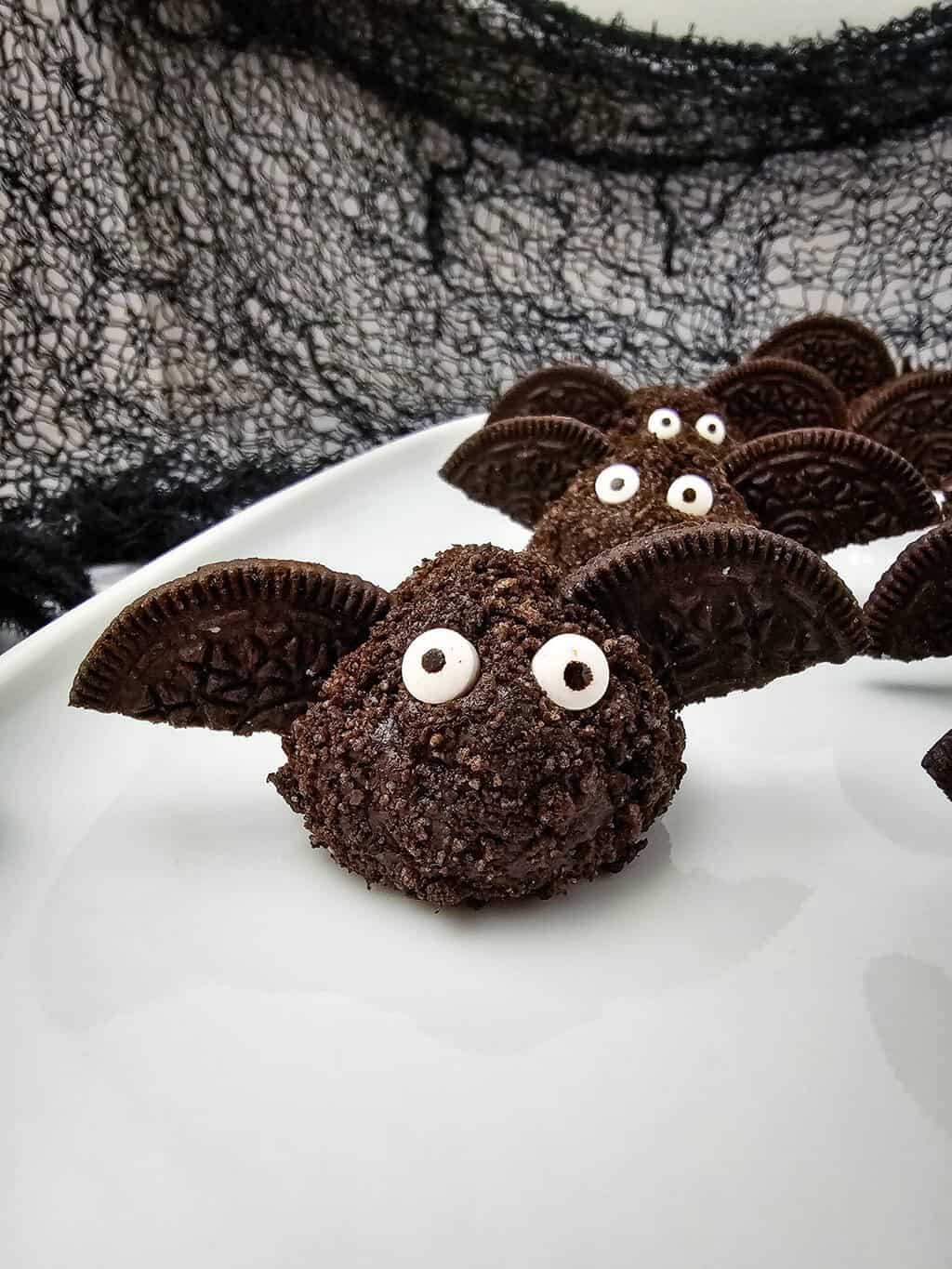Easy Halloween Bat Oreo Balls (No-Bake, 3 Ingredient Treats) - Cassie ...