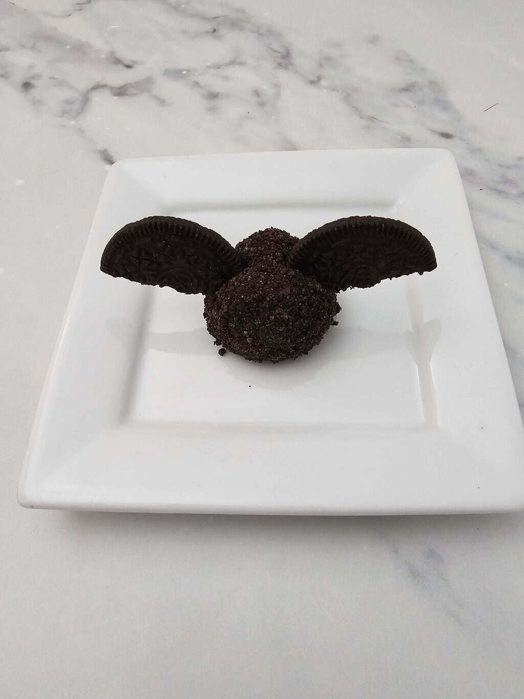 Easy Halloween Bat Oreo Balls (No-Bake, 3 Ingredient Treats) - Cassie ...
